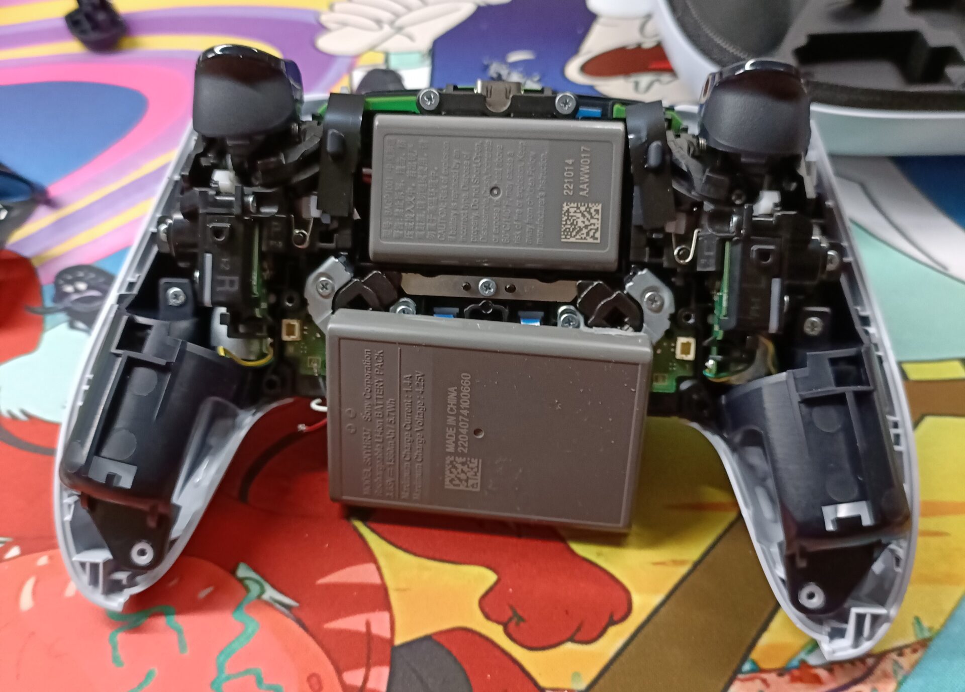 DualSense Edge has a smaller battery than the standard DualSense ...